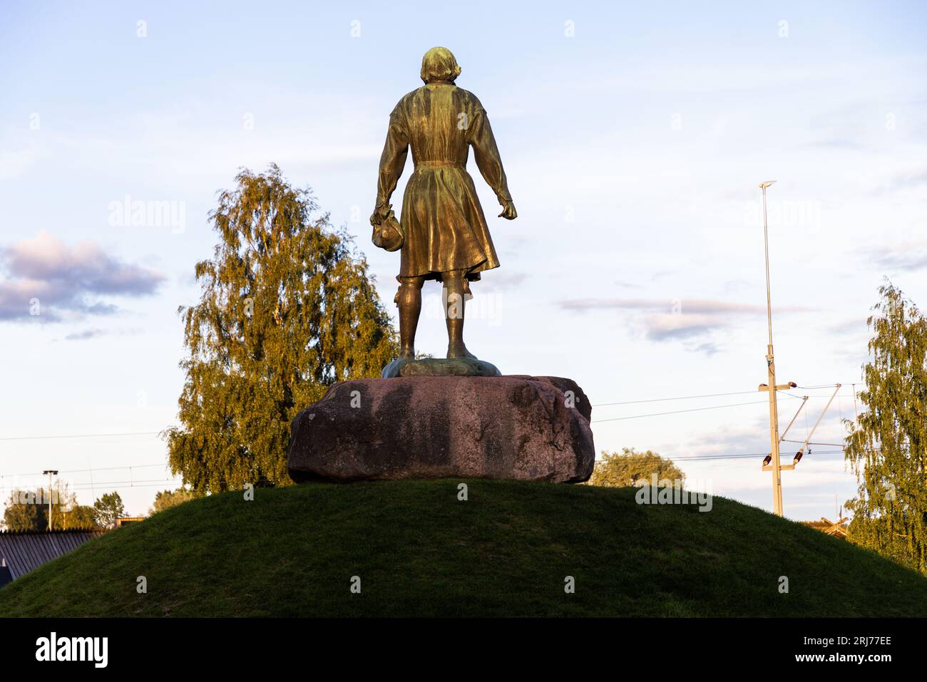 A statue of Gustav Vasa stands next to the Vasalopp goal in Mora ...