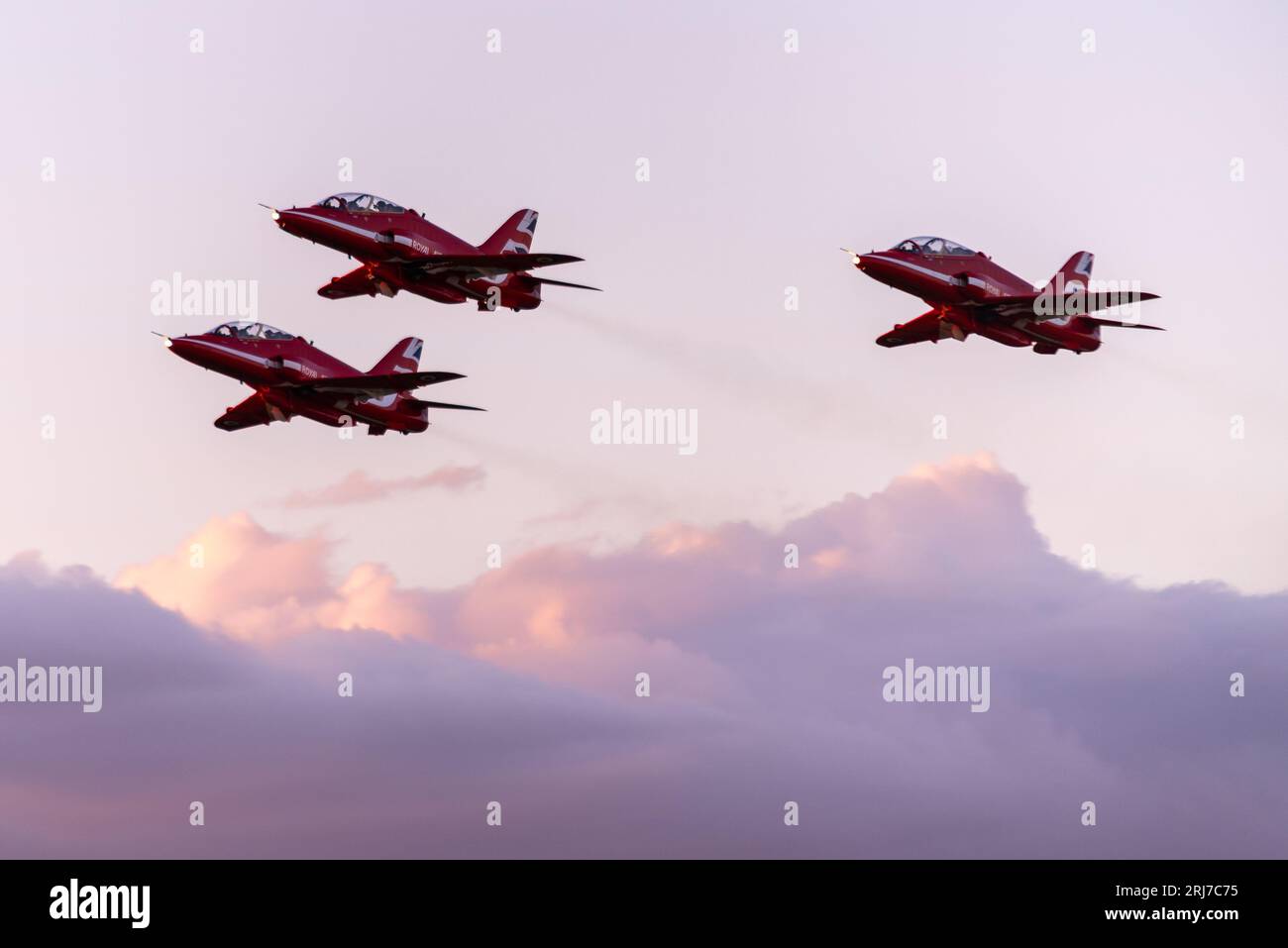 Red arrows taking off hi-res stock photography and images - Alamy