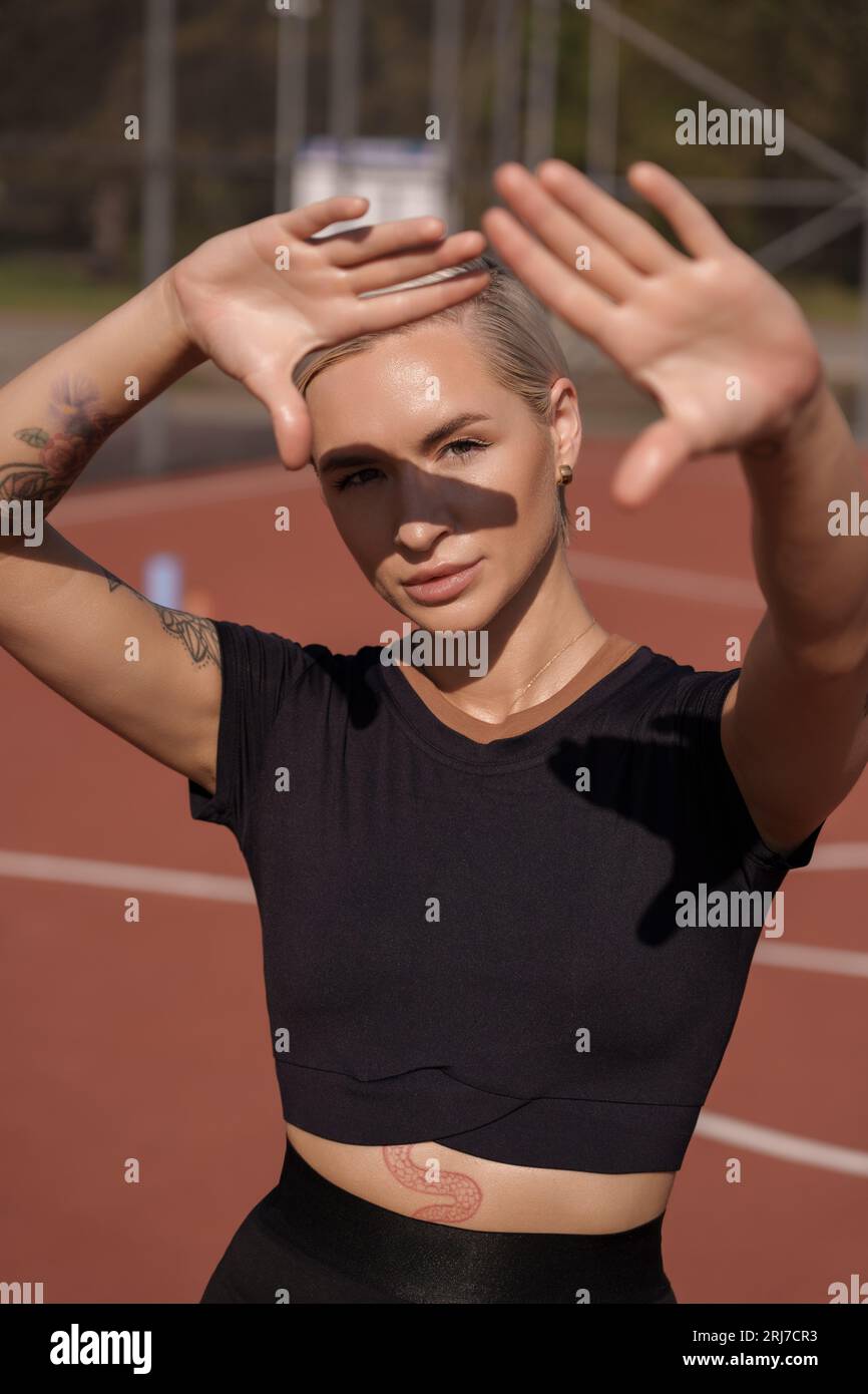 Runner track pose hi-res stock photography and images - Alamy
