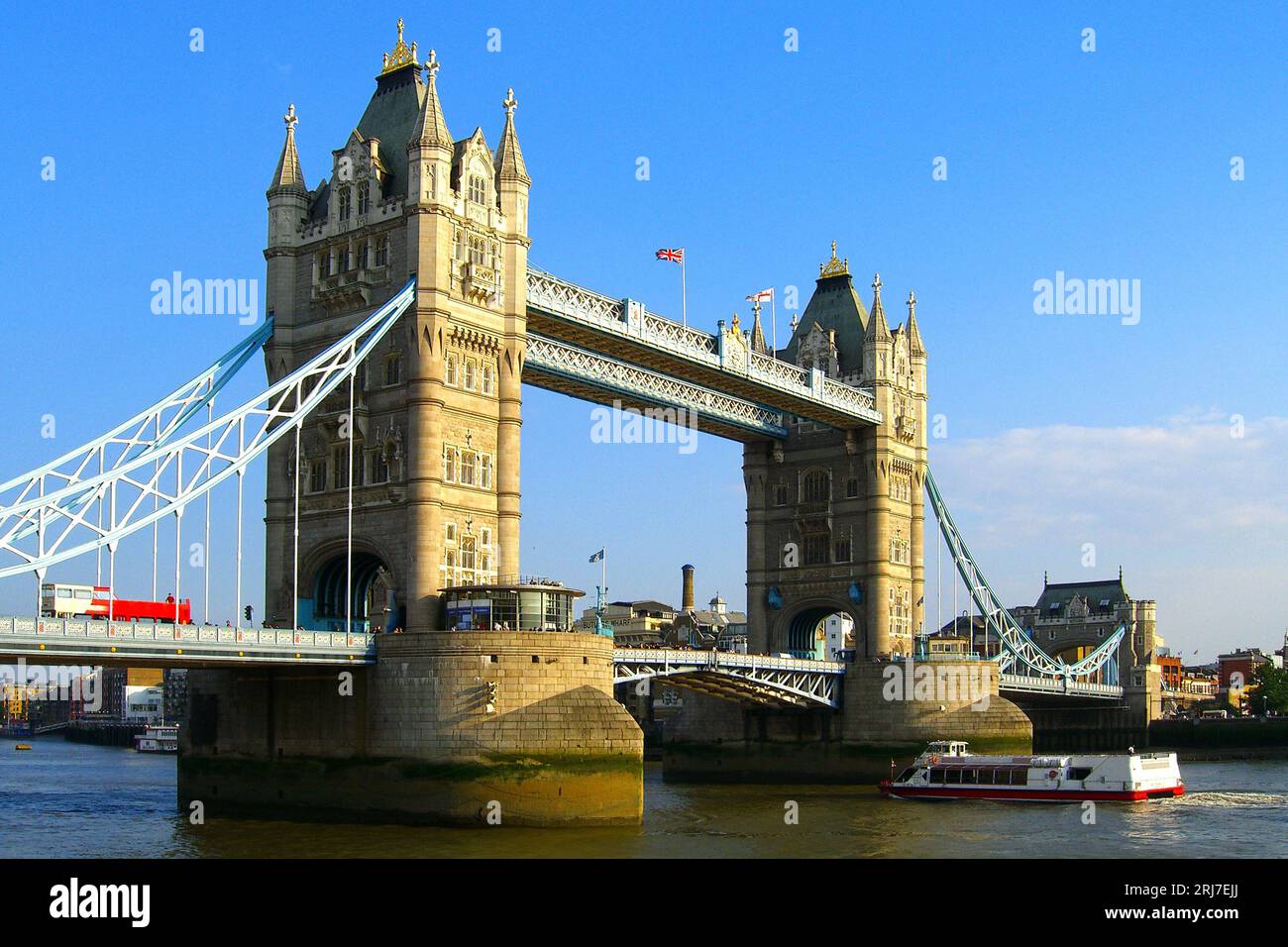 Tower Bridge, the most recognizable monument in London Stock Photo - Alamy