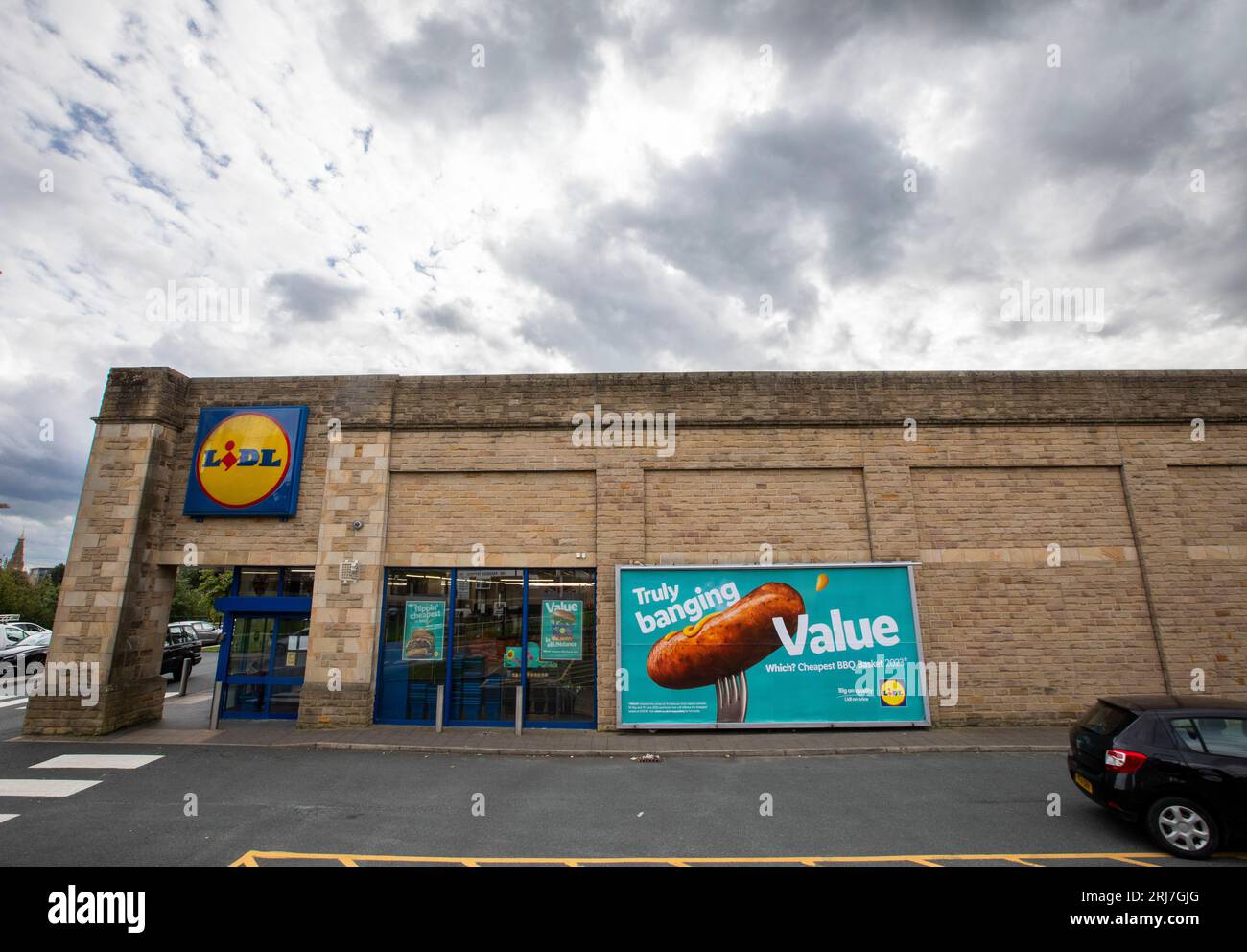 Lidl uk trolley hi-res stock photography and images - Alamy