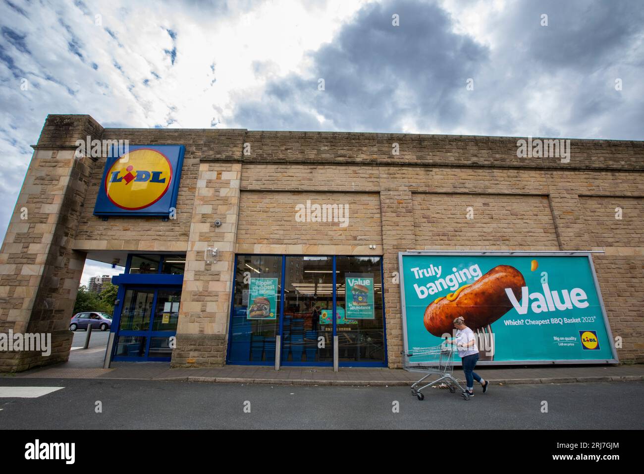 Lidl uk trolley hi-res stock photography and images - Alamy