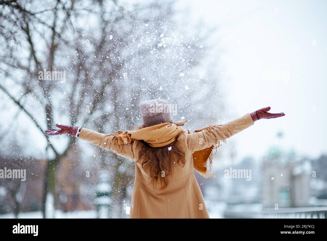 Women outside in cold weather hi-res stock photography and images - Alamy