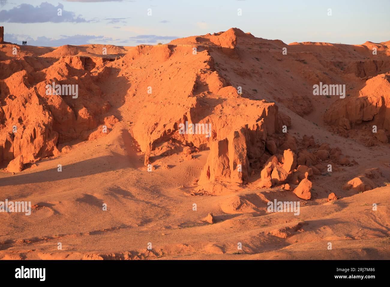 The rock formations of Bayanzag flaming cliff at sunset, Mongolia Stock ...