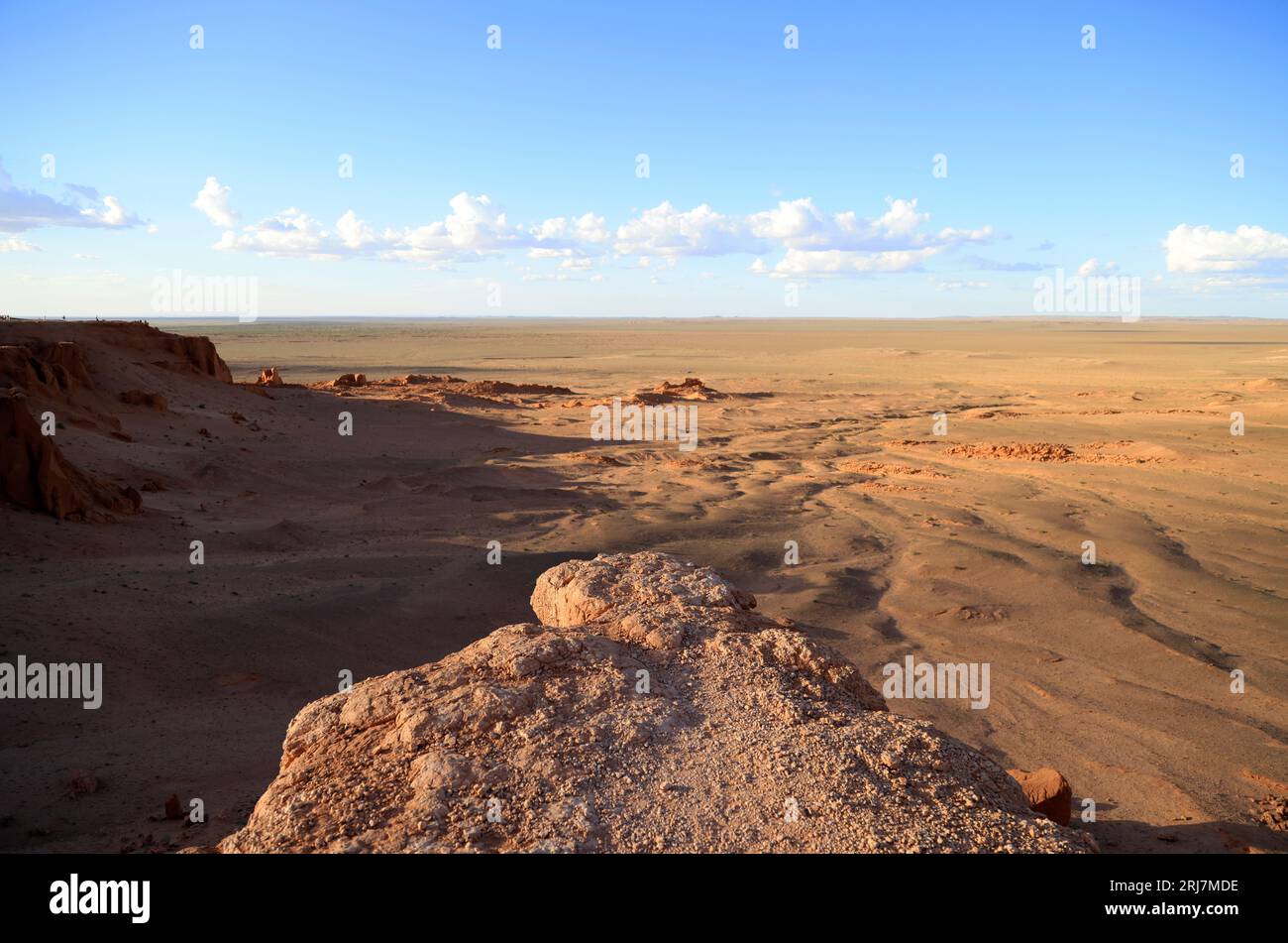 The rock formations of Bayanzag flaming cliff at sunset, Mongolia Stock ...