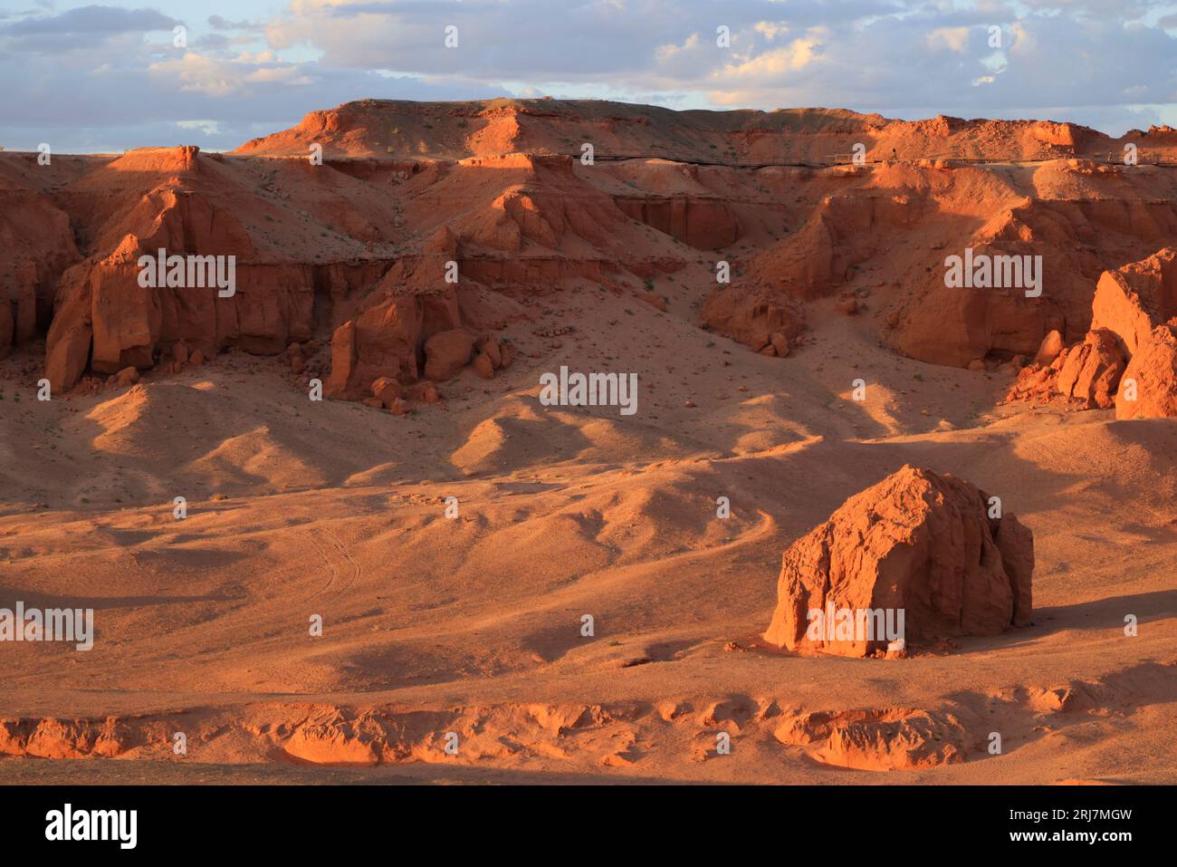 The rock formations of Bayanzag flaming cliff at sunset, Mongolia Stock ...