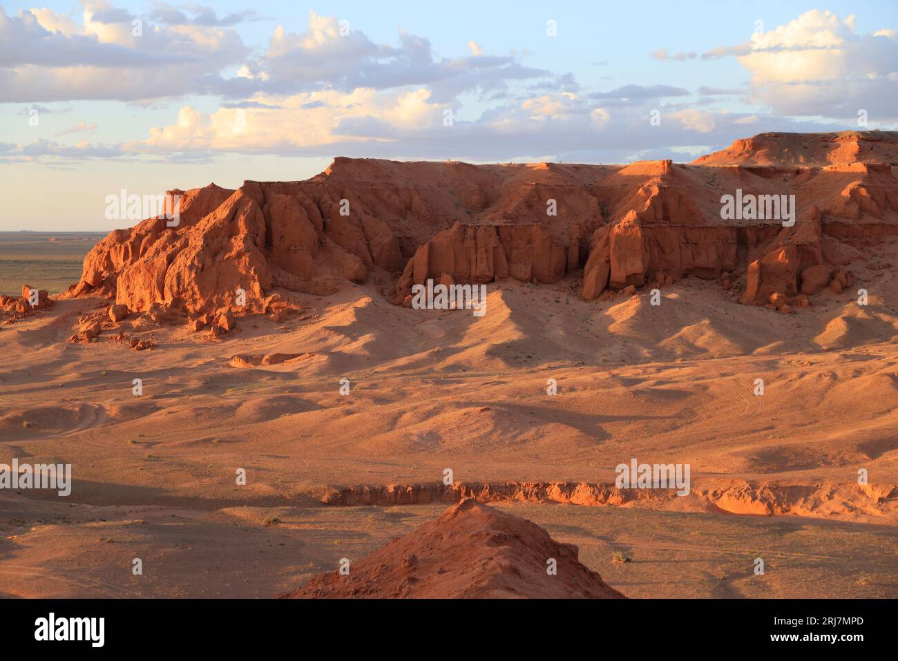 The rock formations of Bayanzag flaming cliff at sunset, Mongolia Stock ...