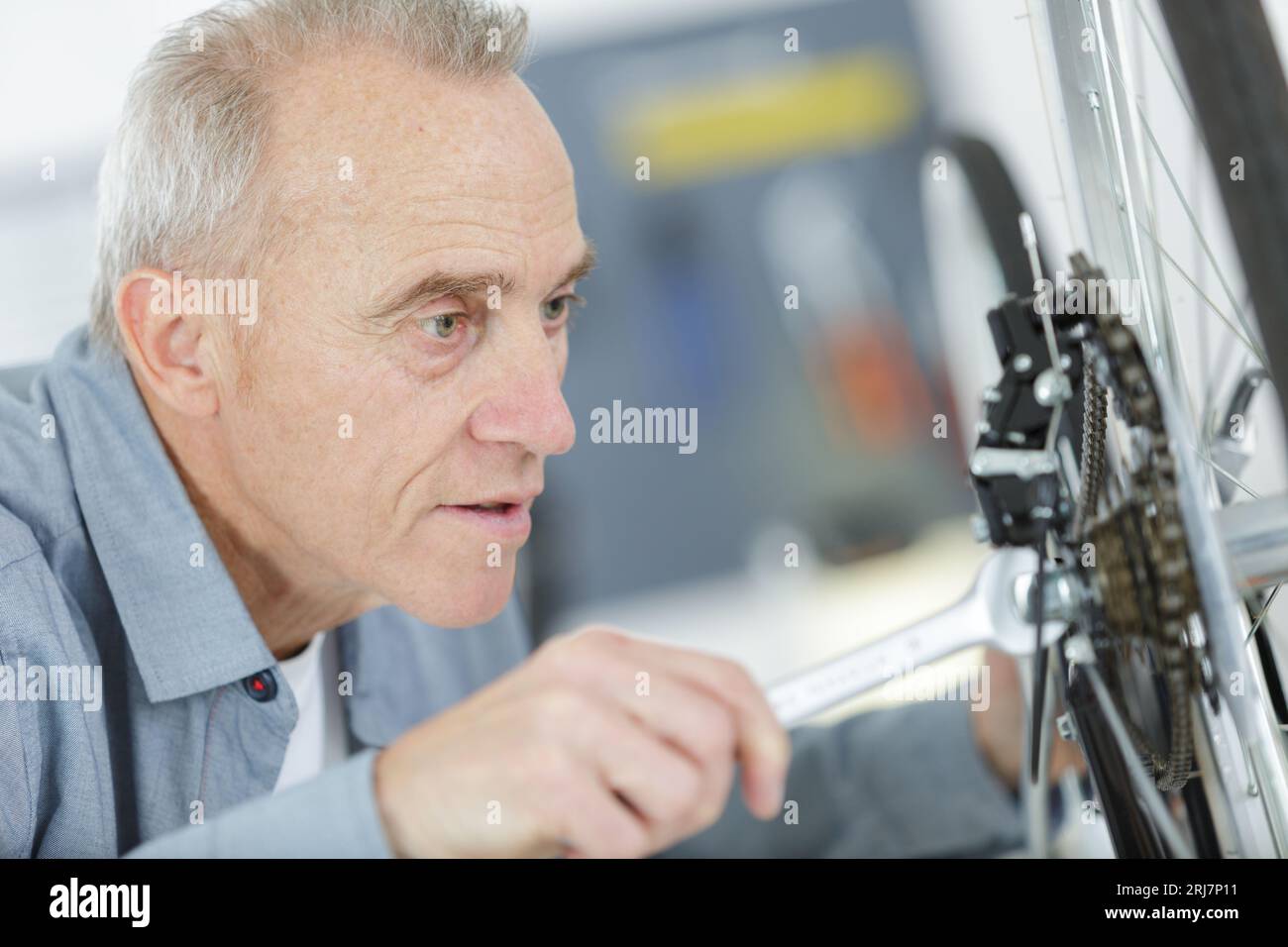 Tightening the bolts hi-res stock photography and images - Alamy