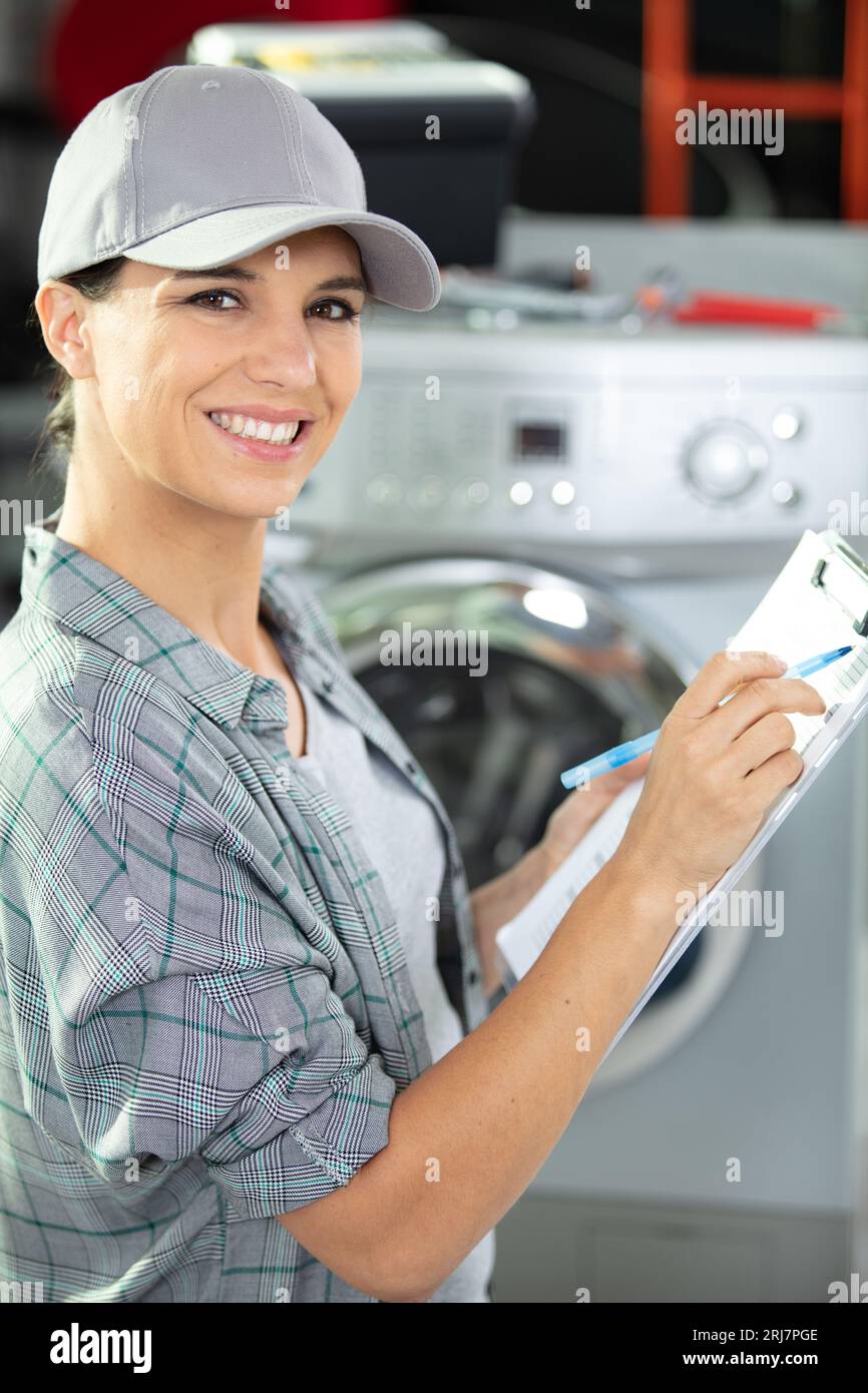 Vintage washing machine woman hi-res stock photography and images - Alamy