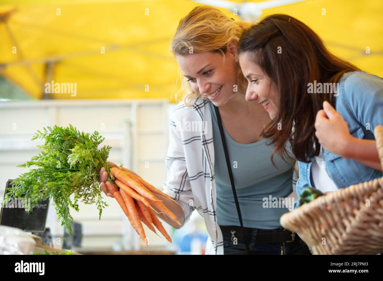 Friends fruits vegetables shopping hi-res stock photography and images ...