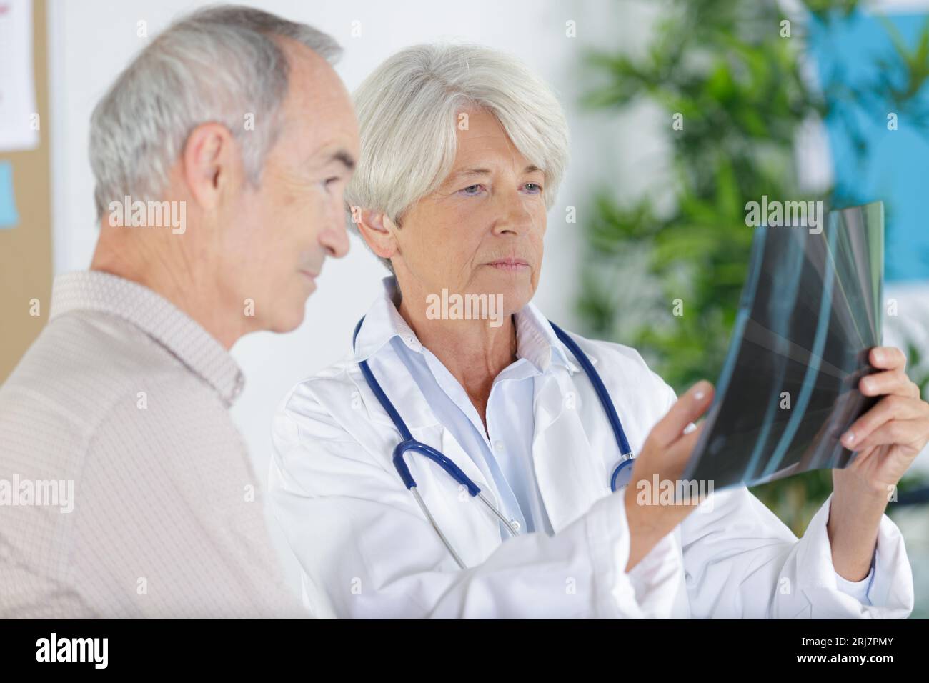 doctor showing xray results to patient Stock Photo - Alamy