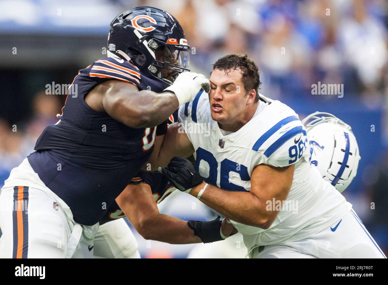 Defensive lineman line scrimmage hi-res stock photography and images ...