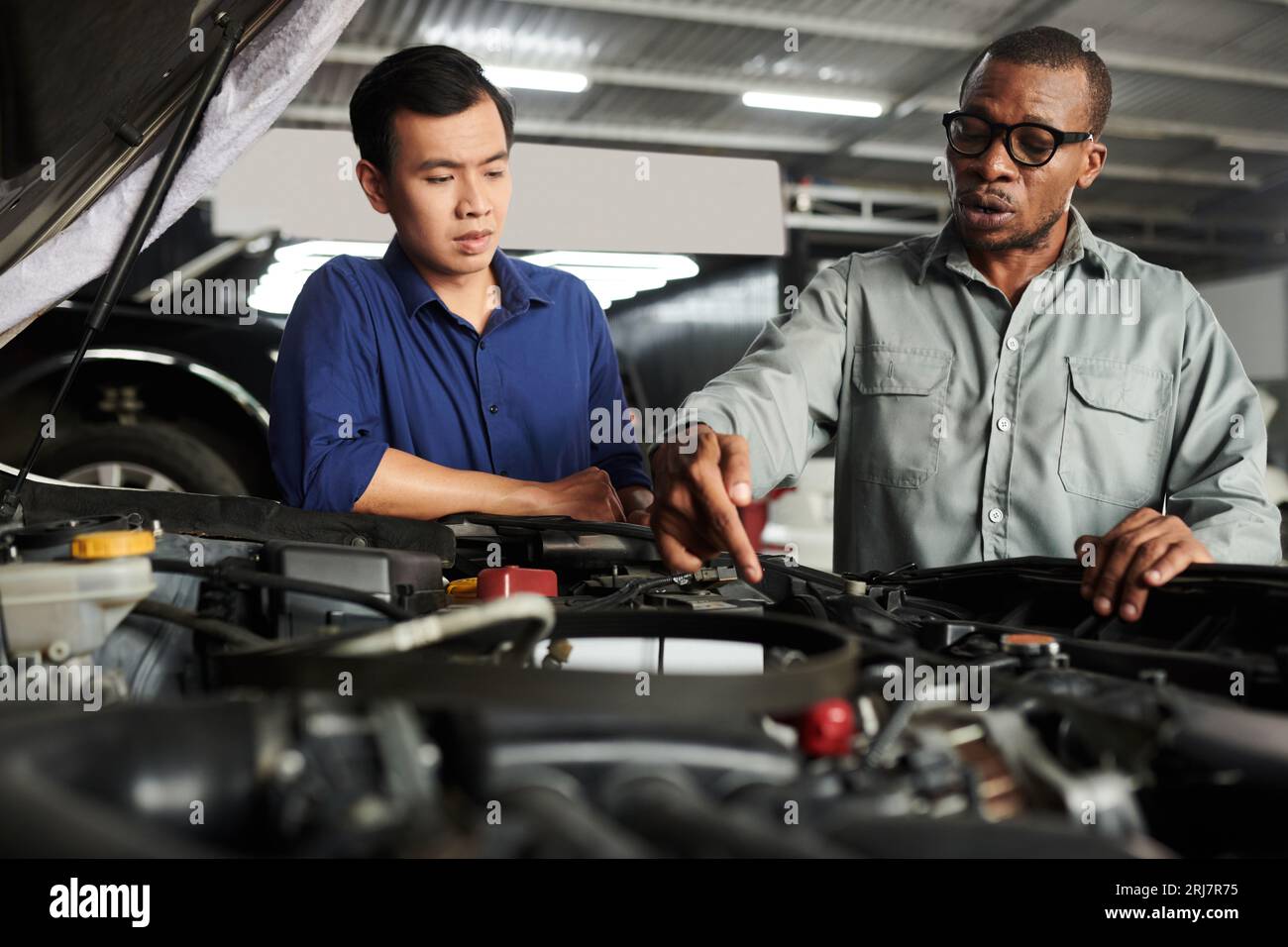 Car owner listening to mechanic explaining what needs to be fixed Stock ...