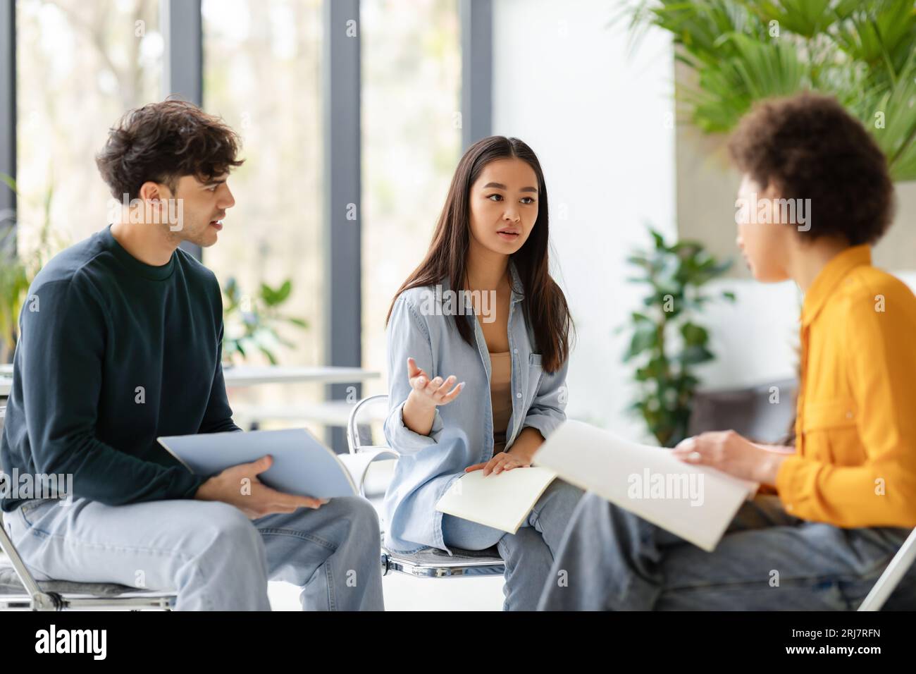 College students circle talk hi-res stock photography and images - Alamy