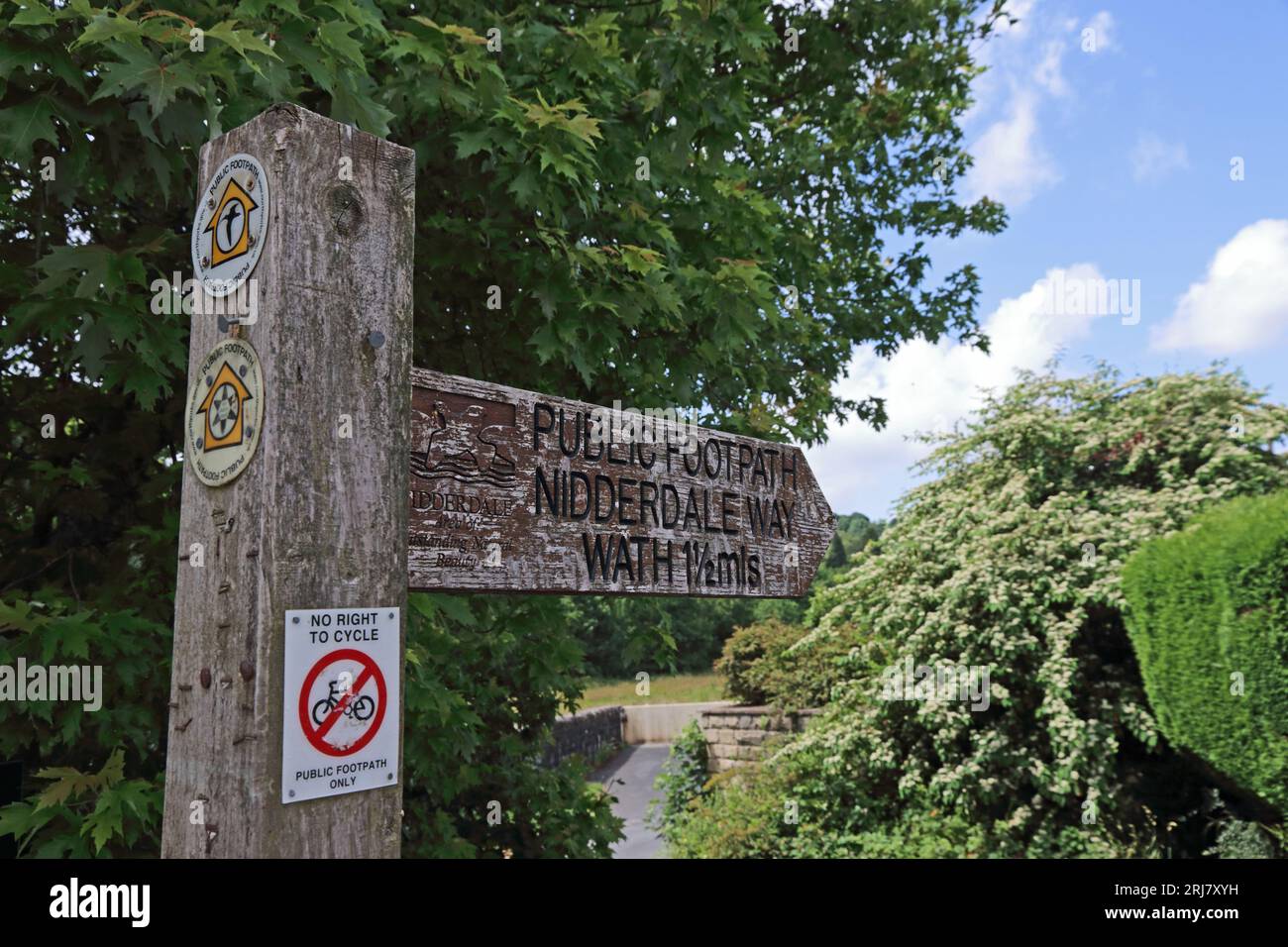 Wooden signpost on Nidderdale Way, Pateley Bridge Stock Photo - Alamy