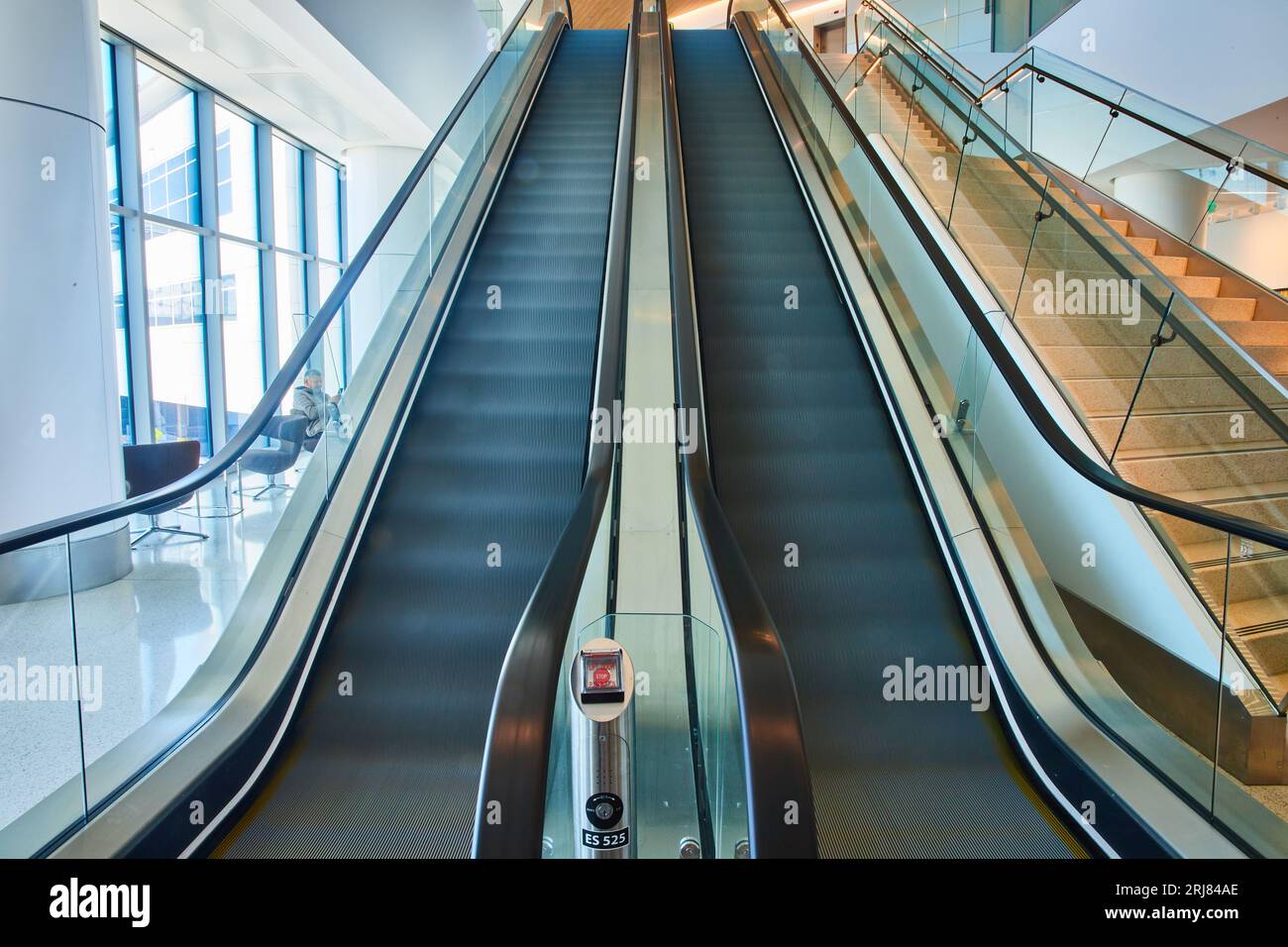 Escalator airport san francisco hi-res stock photography and images - Alamy