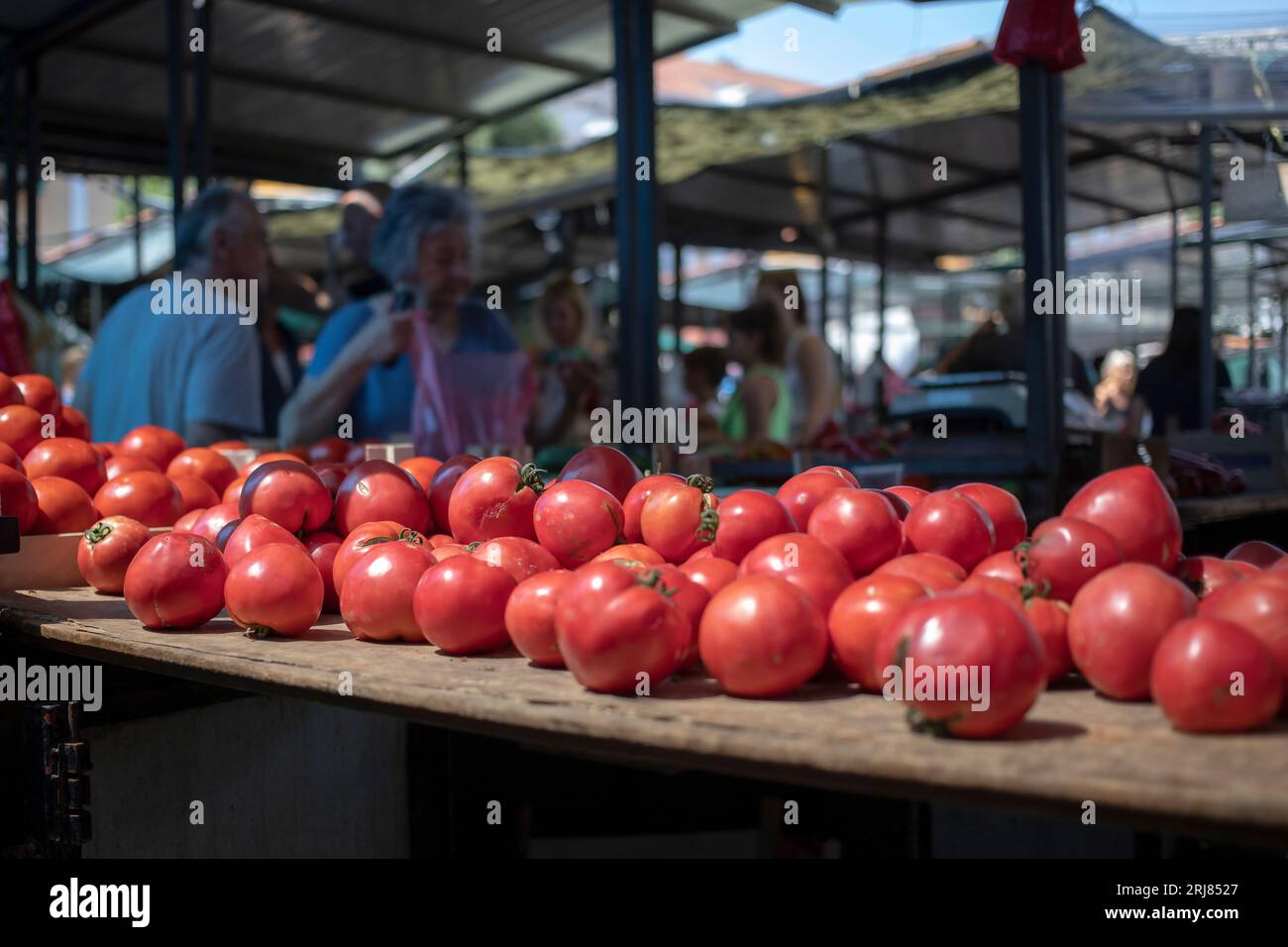 A pile of tomatoes on the green market stall Stock Photo - Alamy
