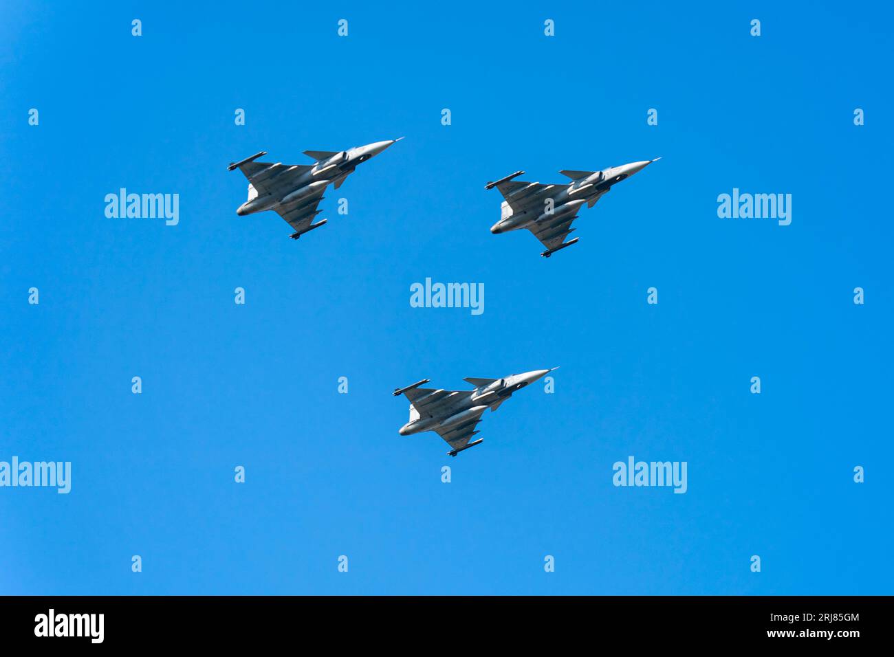 Flying fighter on the move military aircraft hi-res stock photography ...