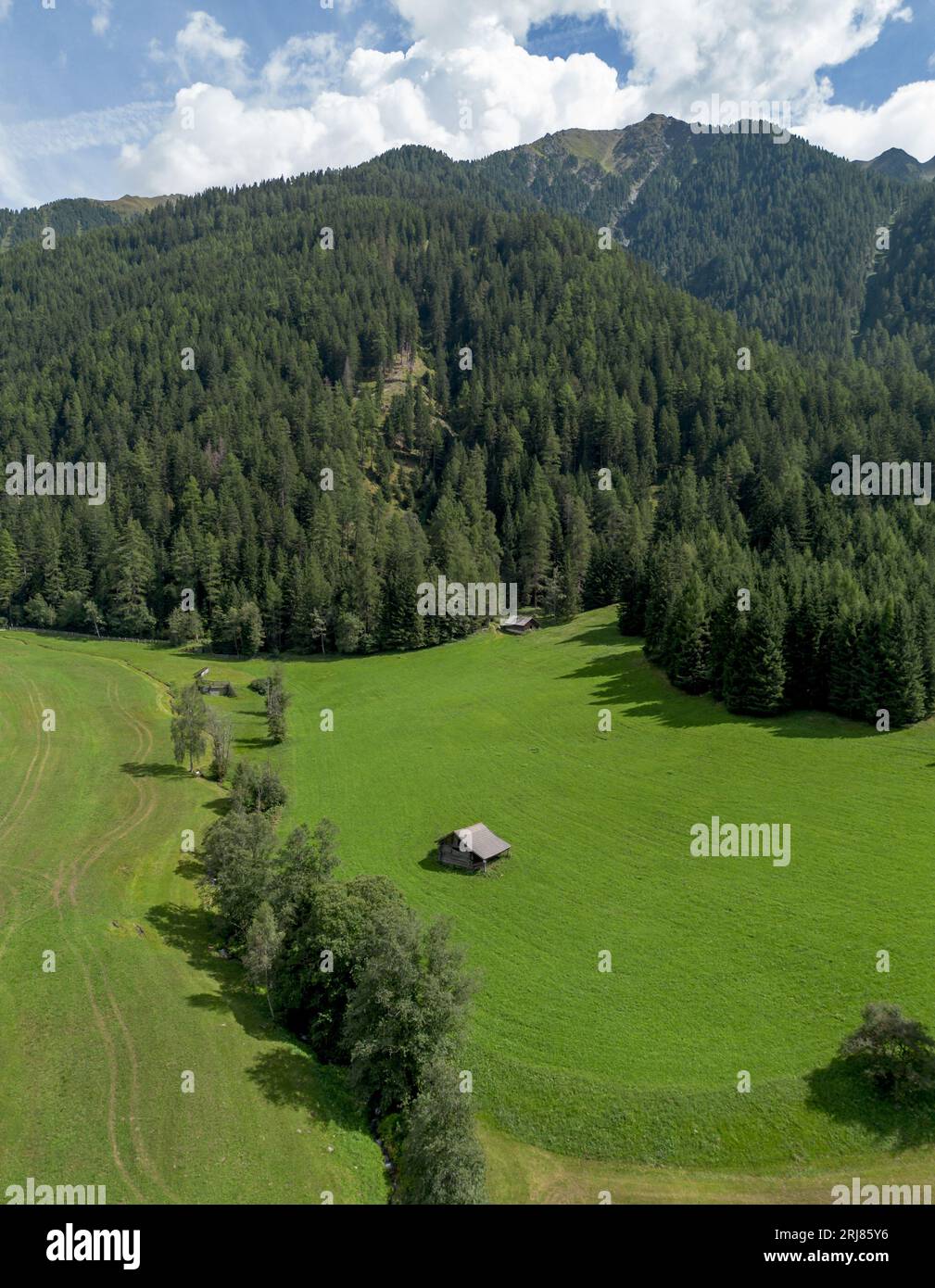 Traditional log cabin hi-res stock photography and images - Alamy