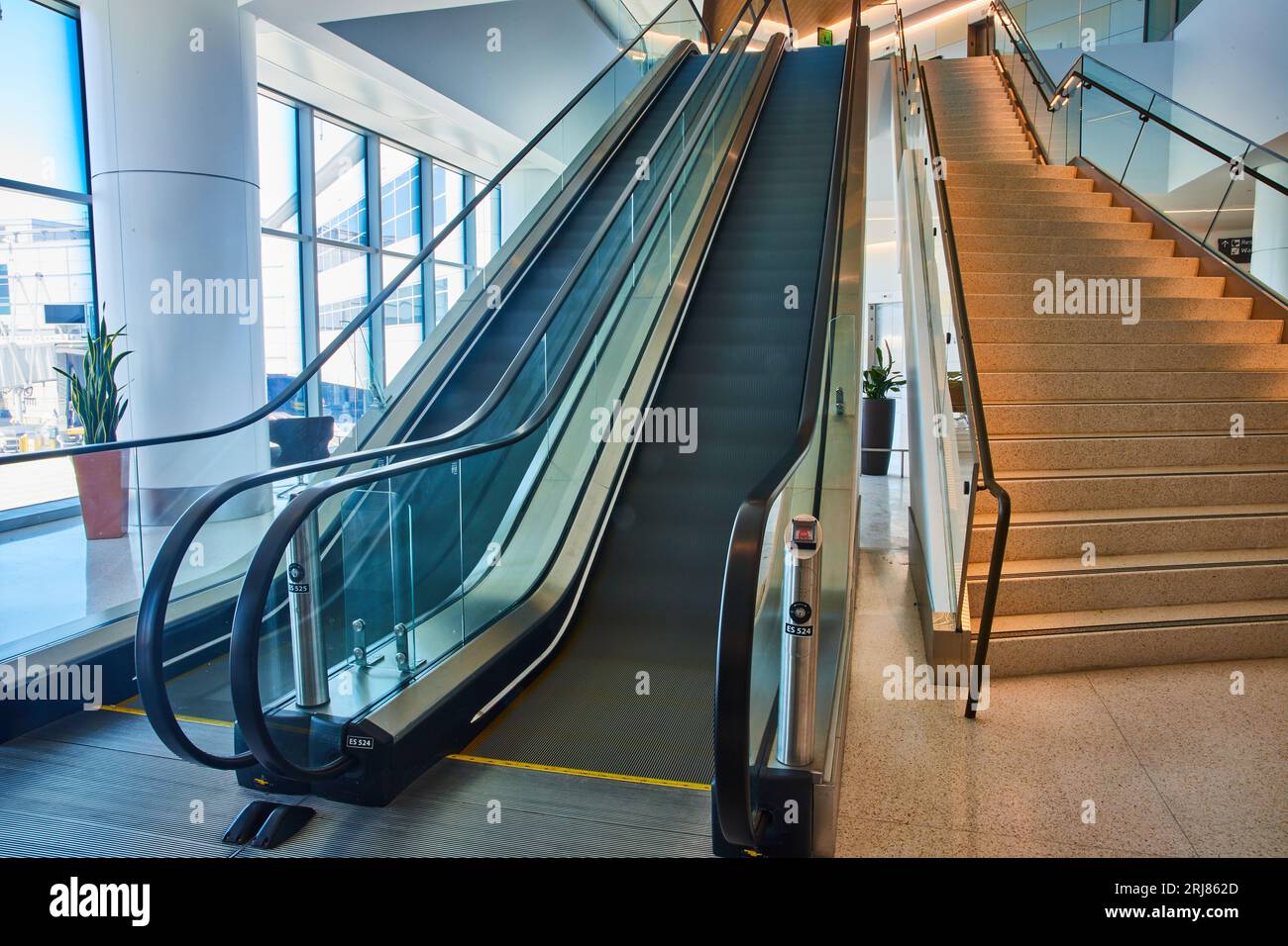 Escalator airport san francisco hi-res stock photography and images - Alamy