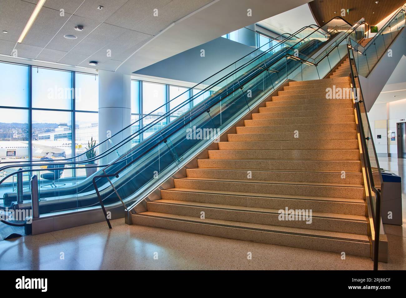 Escalator airport san francisco hi-res stock photography and images - Alamy