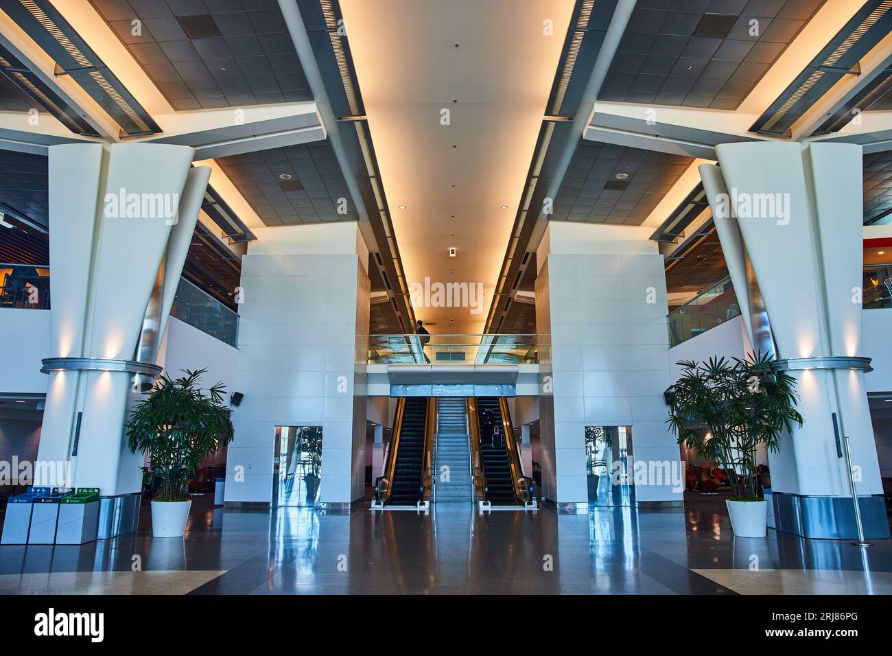 Escalator airport san francisco hi-res stock photography and images - Alamy