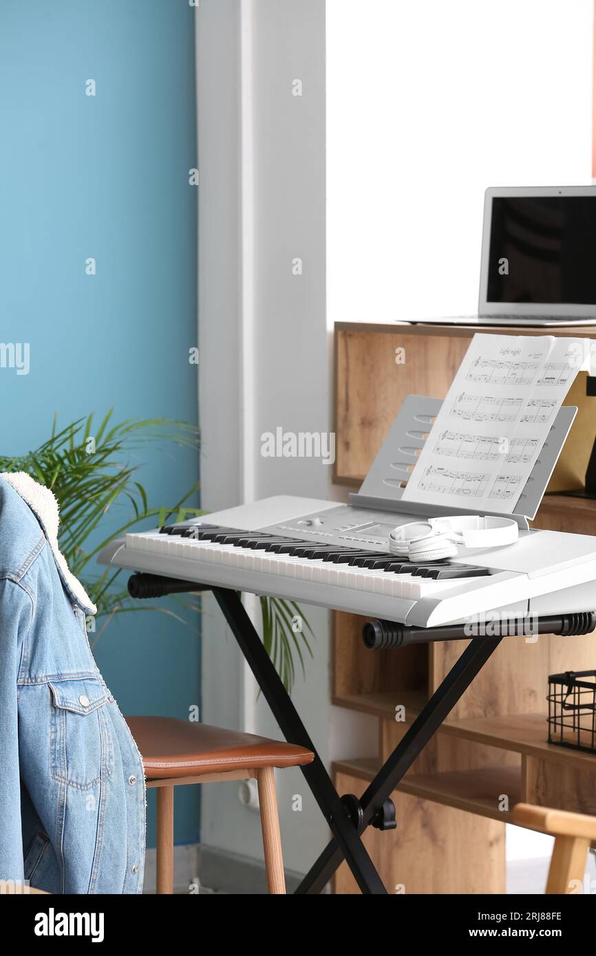 Modern synthesizer note sheets hi-res stock photography and images - Alamy