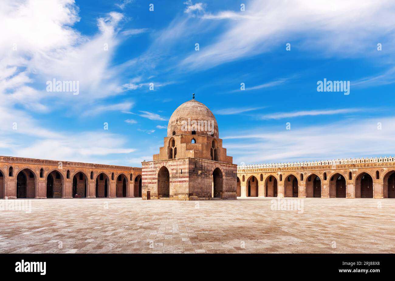 Inner yard and ablution fountain of the Ibn Tulun Mosque in Cairo ...