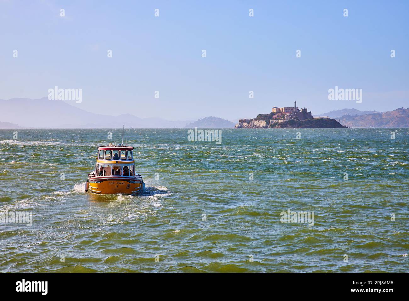 Alcatraz island in distance boat hi-res stock photography and images ...