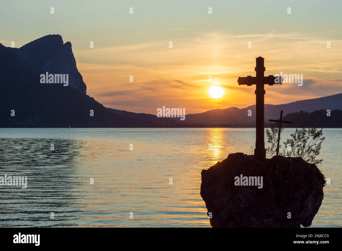 Mondsee: lake Mondsee, boulder with cross Kreuzstein, rock face ...
