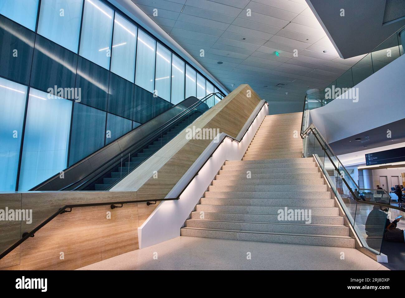 Escalator airport san francisco hi-res stock photography and images - Alamy