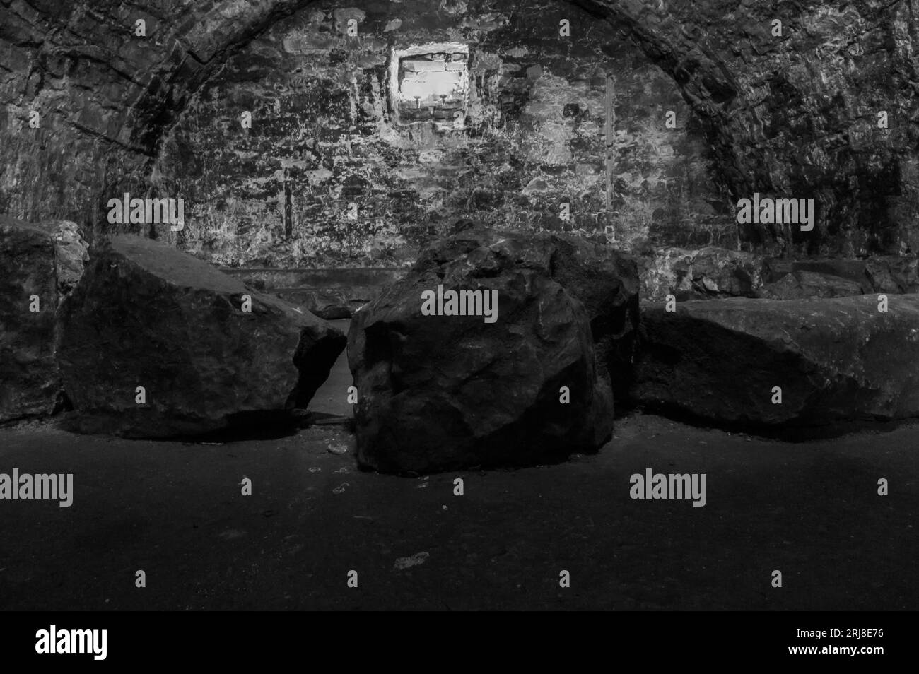 Edinburgh vaults, room with stone circle, witch craft Stock Photo - Alamy