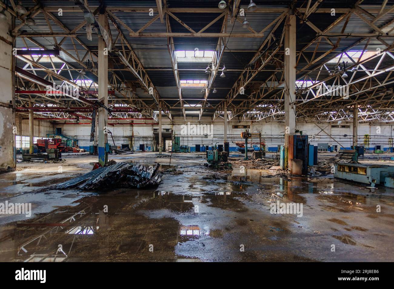 Broken machinery derelict warehouse hi-res stock photography and images ...
