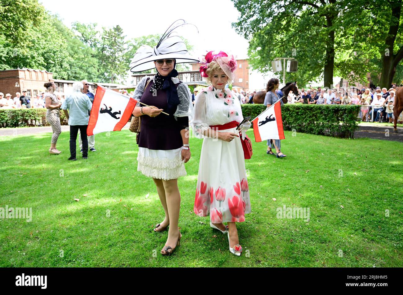 Manuela Vobach und Lucyna Recke beim Pferderennen des Westminster 133 ...