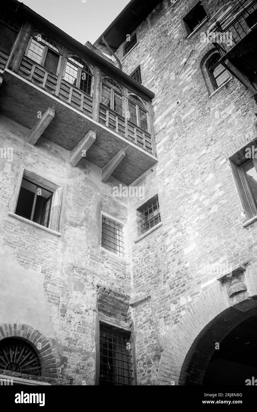 Romeo and Juliet house with balcony in Verona Stock Photo - Alamy