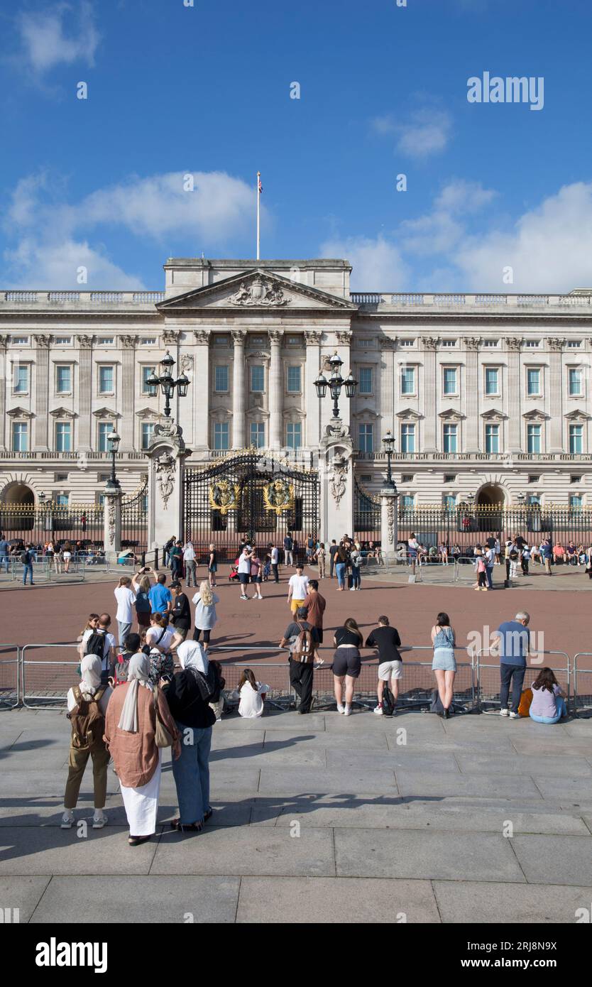 Facade buckingham palace hi-res stock photography and images - Alamy