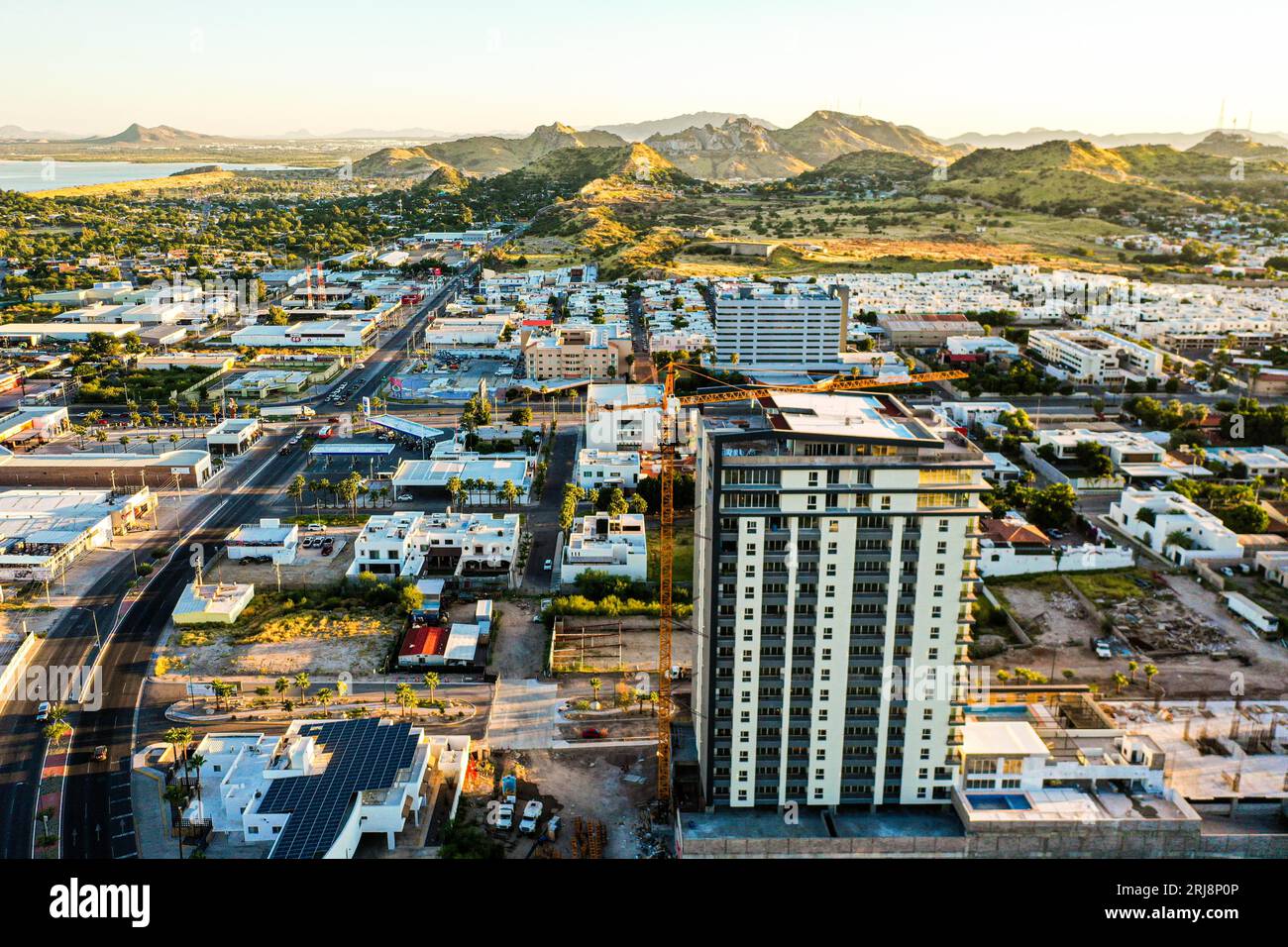 Periférico oriente y edificio en construccion, Building under ...
