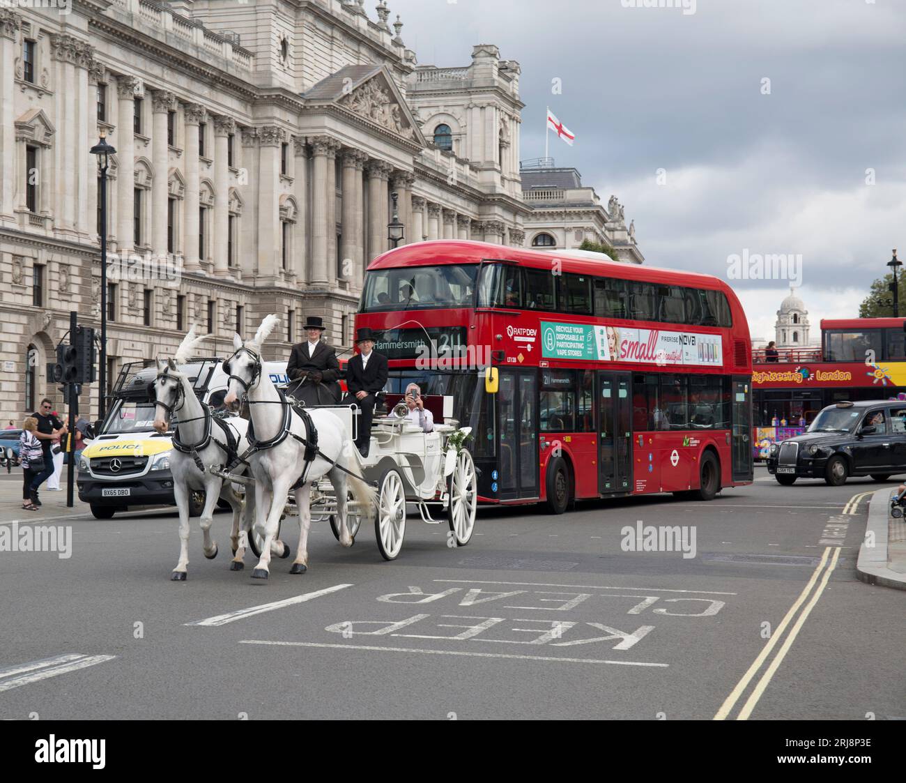 Horse drawn carriage london hi-res stock photography and images - Alamy