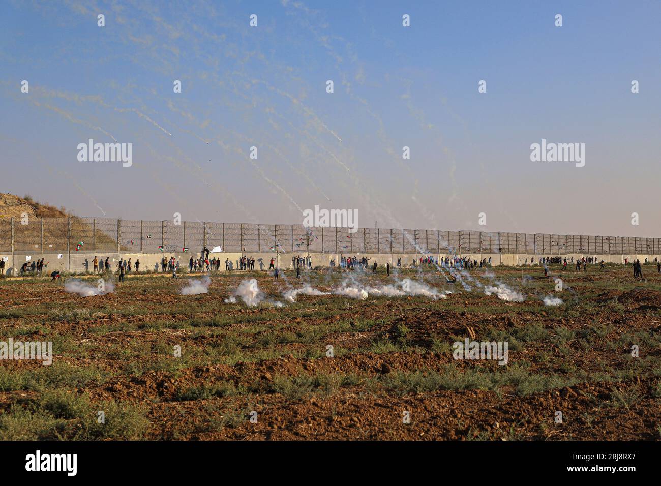 Al aqsa mosque soldiers hi-res stock photography and images - Alamy