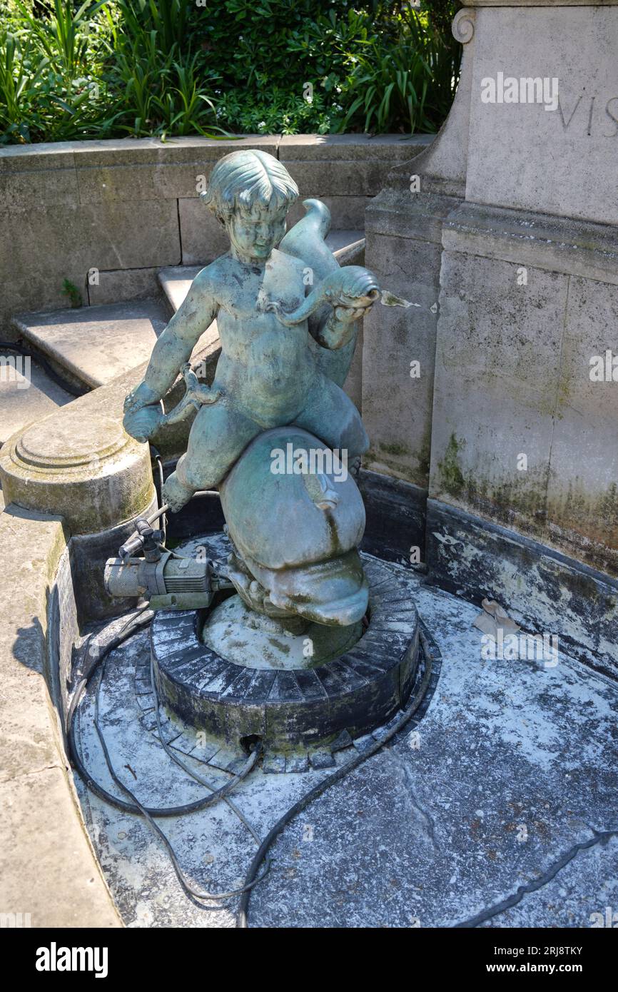 Garden sculpture cherub hi-res stock photography and images - Alamy