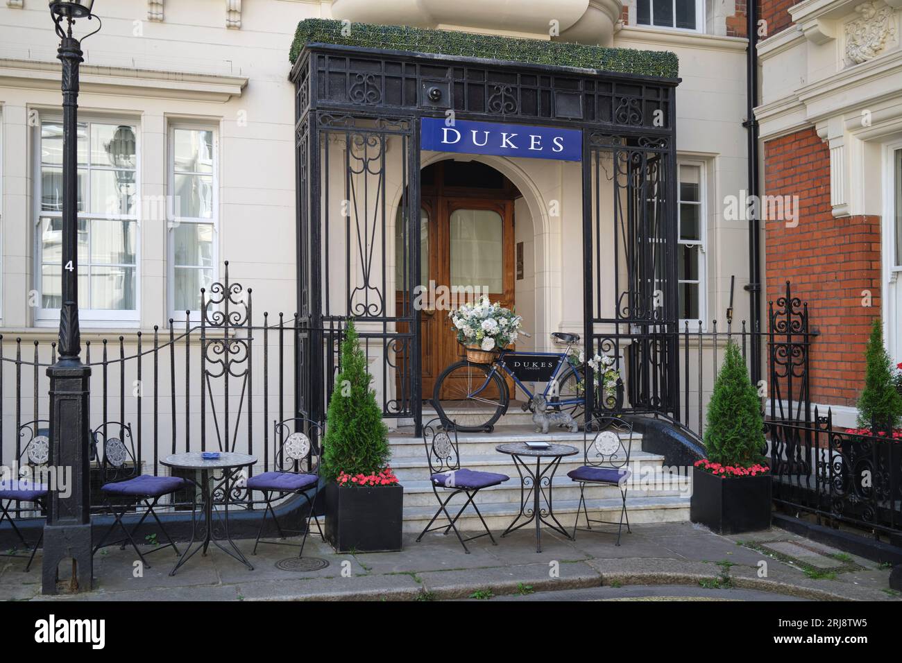 St james bar hi-res stock photography and images - Alamy