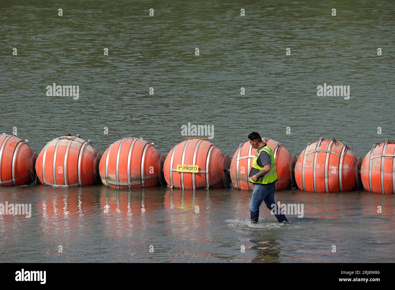 Texas, USA. 21st Aug, 2023. Workmen reposition a 1000-foot long string ...