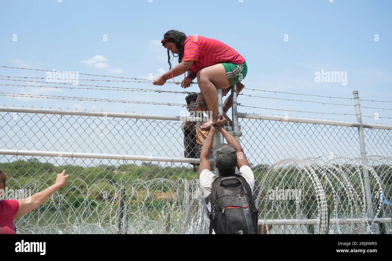Migrants on a border fence hi-res stock photography and images - Alamy