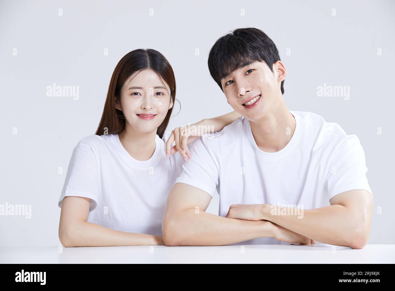korean asian young couple in a chin rest pose Stock Photo - Alamy