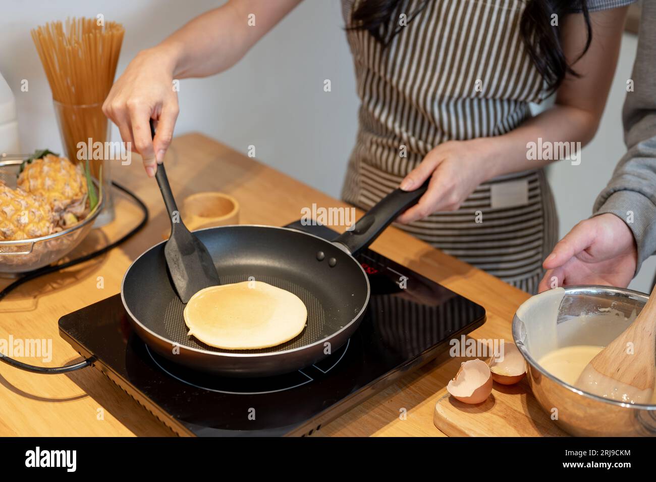 Flipping pancake close up hi-res stock photography and images - Alamy