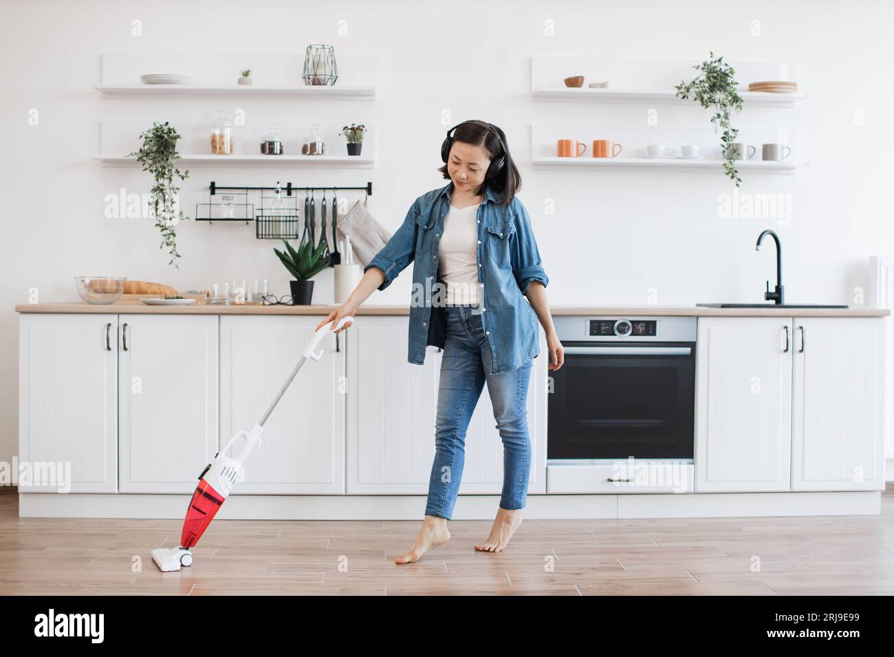 Upright cordless vacuum hi-res stock photography and images - Alamy