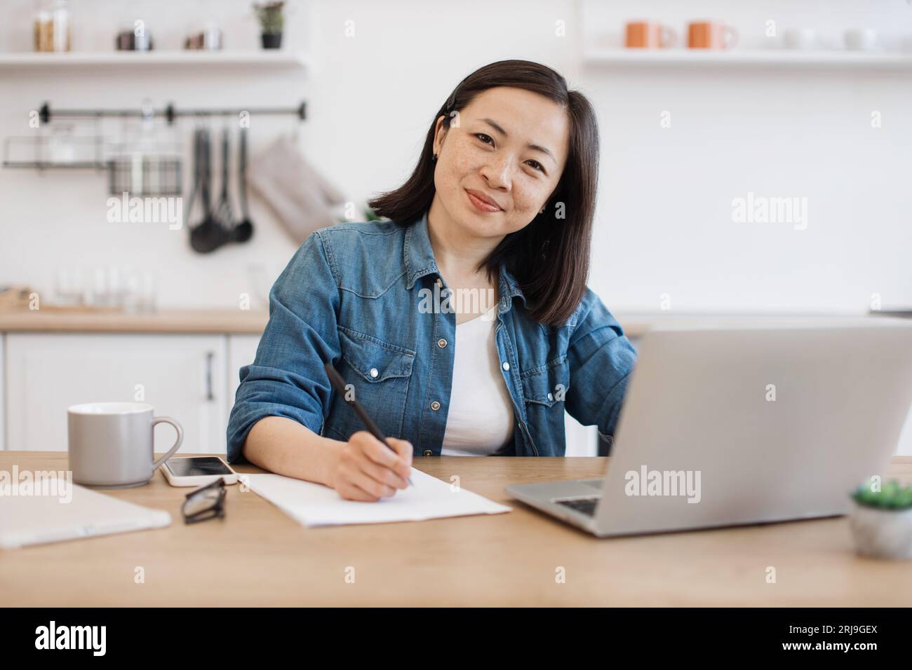 Lady putting down ideas hi-res stock photography and images - Alamy