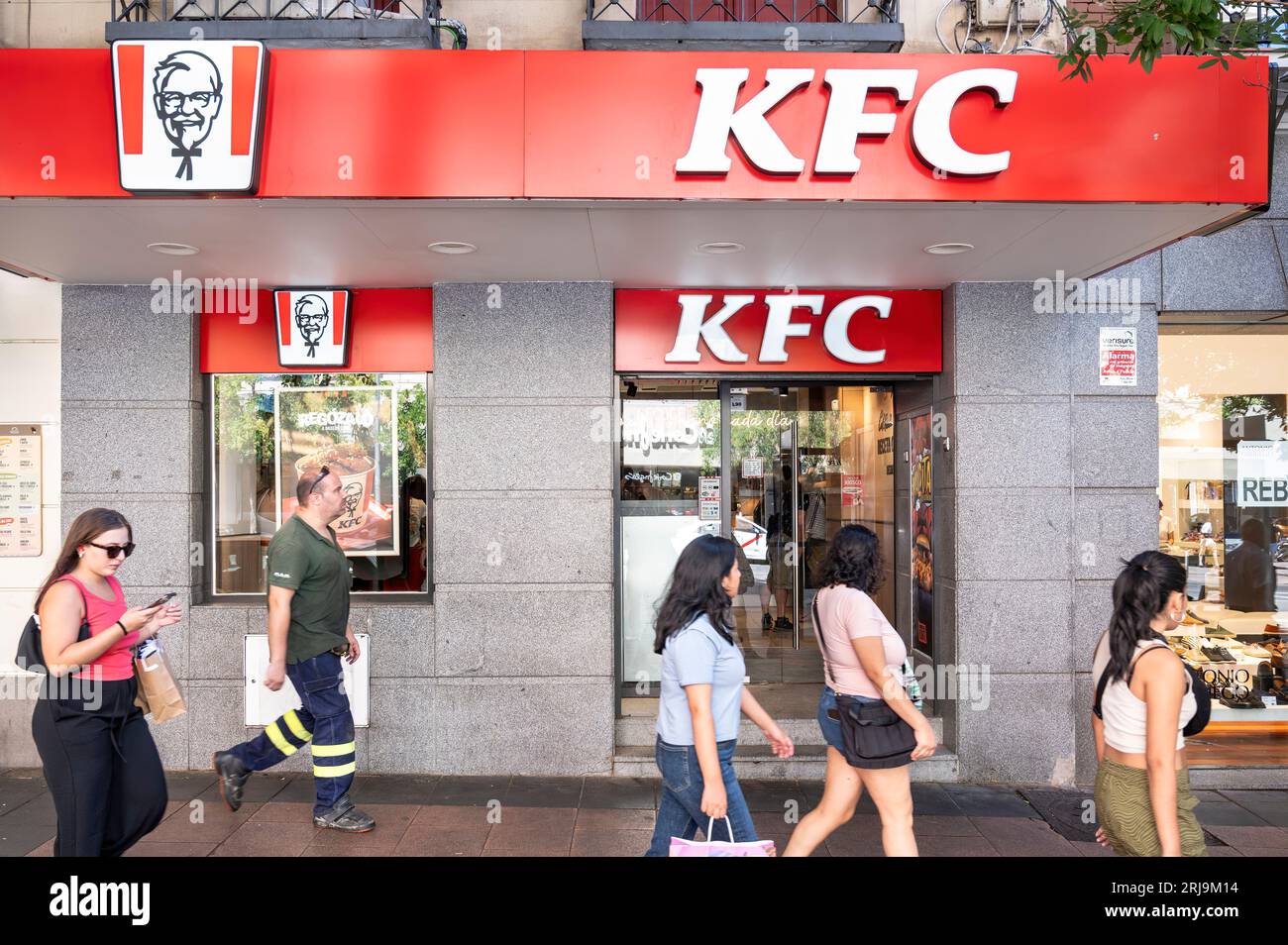 Madrid, Spain. 21st Aug, 2023. Pedestrians walk past the American fast ...