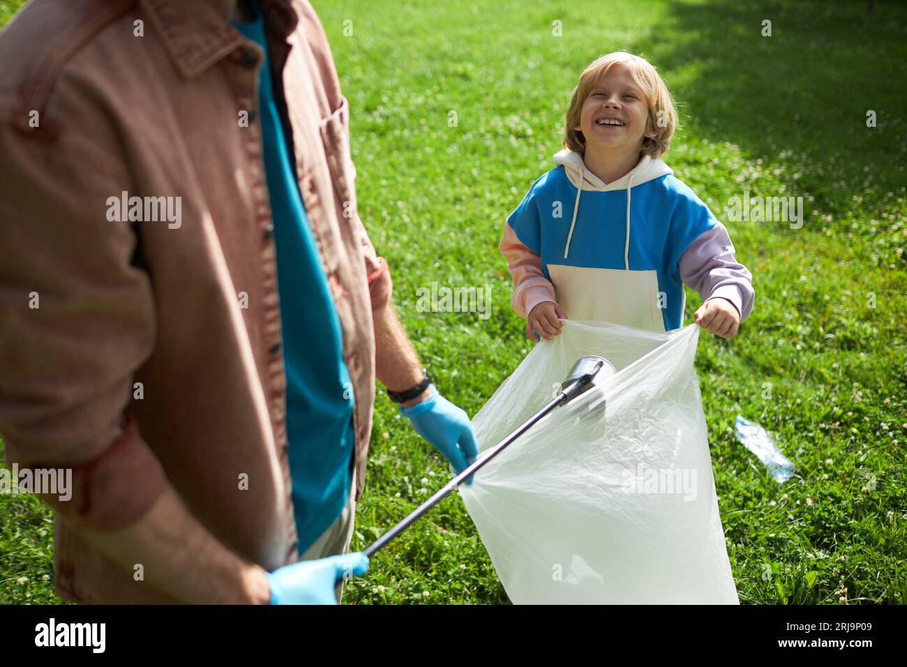 Teenager volunteering picking hi-res stock photography and images - Alamy