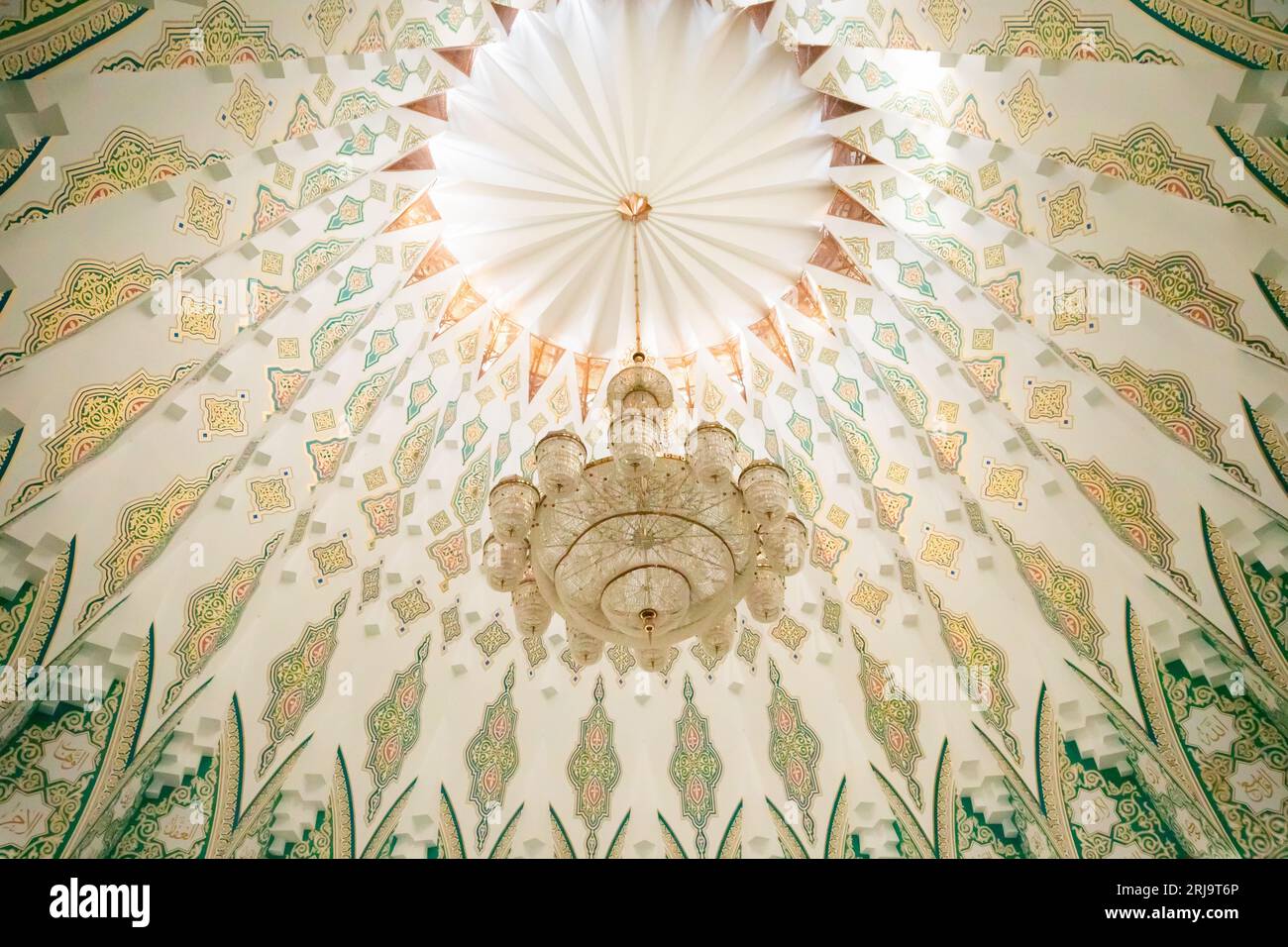 interior, chandelier lamp, Muslim drawing patterns of dome of central ...